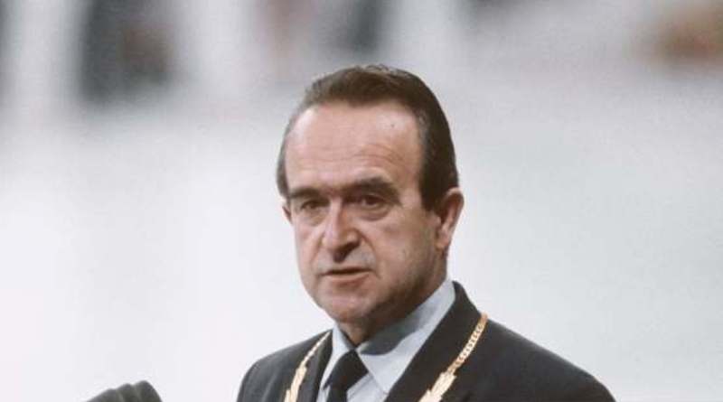 U Sarajevu, zauvijek, sa svojim umrlim iluzijama i nadama!