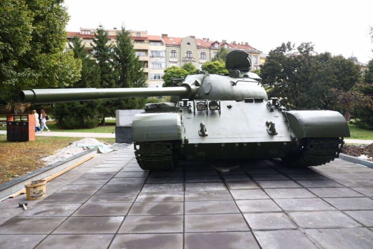 Tenk kao simbol populističke praznine